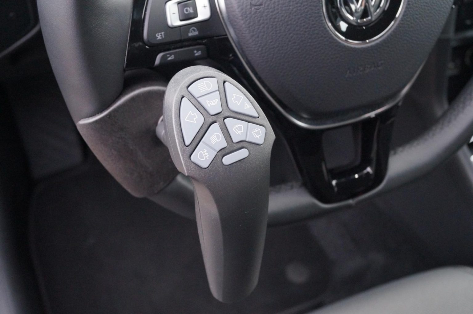 Behindertengerechte Bedienung des Autos: Handgas & Einhandbedienung